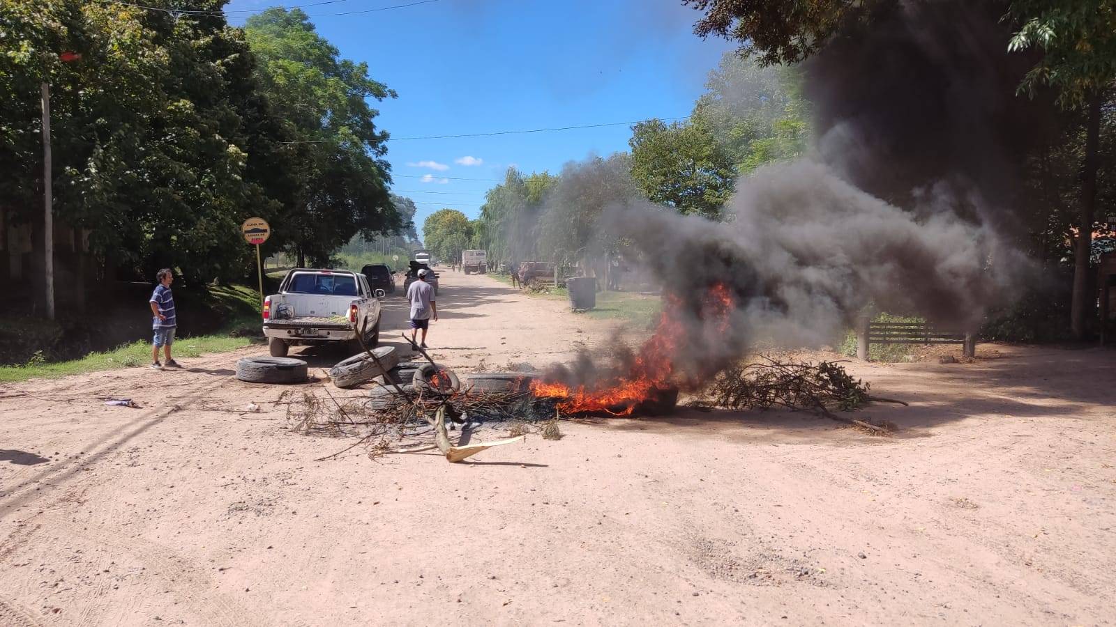 Reclamo de vecinos y quema de gomas en la Avenida Perón | Chacabuco en Red